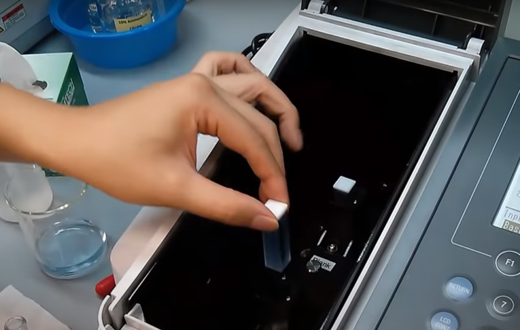 Spectroscopie UV vis – Comment utiliser un spectrophotomètre – iCuvets ...